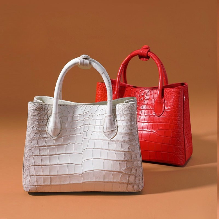 What Size Purse Should a Petite Woman Carry